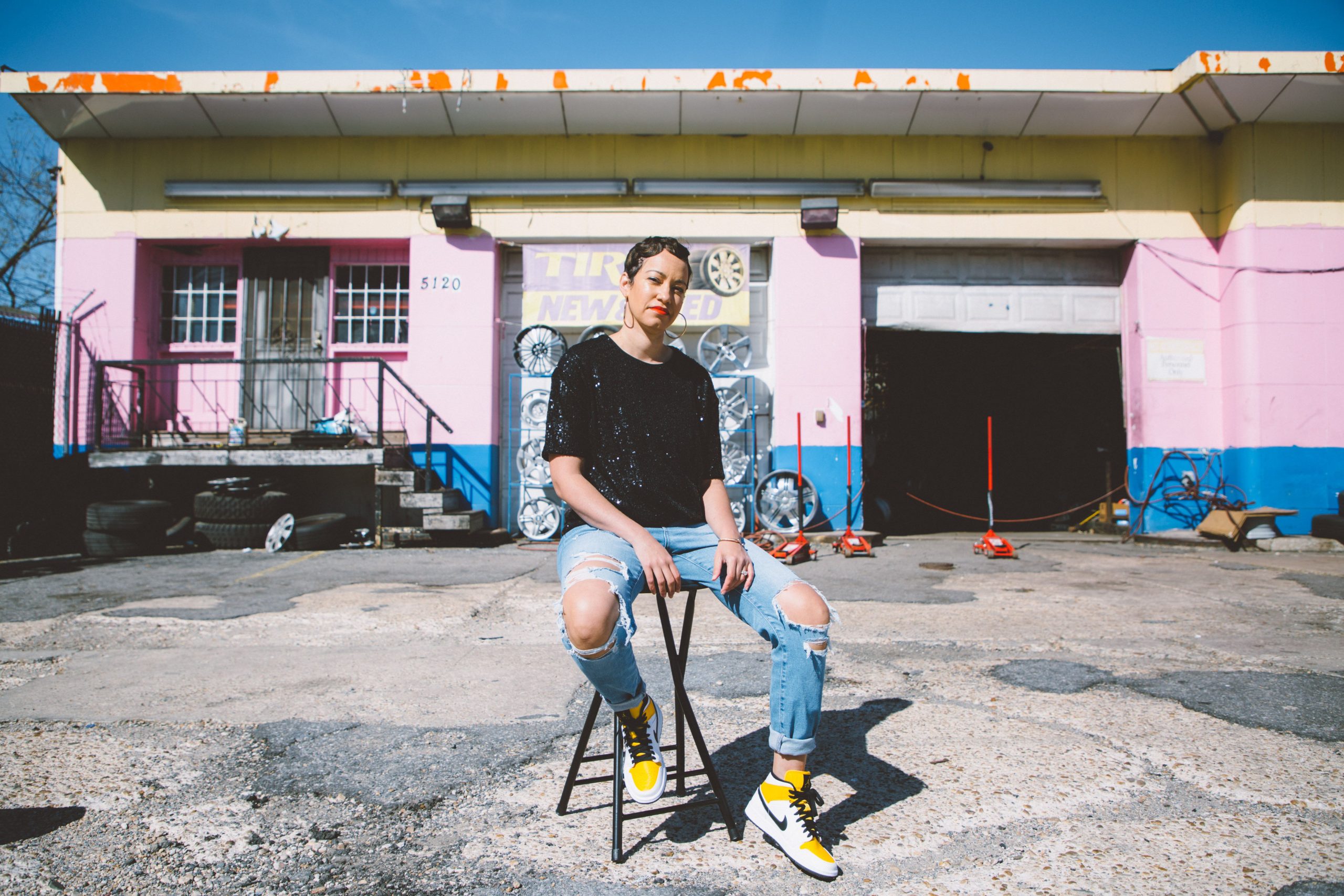 Justine Swindell's Style Reflects Her Art: Minimal, Vibrant + Bold ...